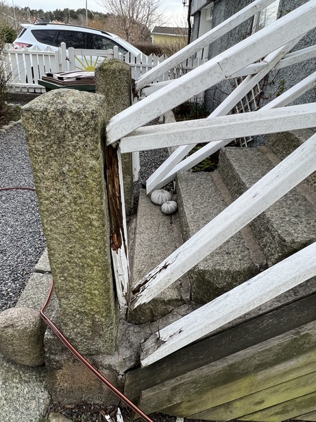 Bygga en utetrappa från balkong till uteplats i Hisings Kärra ...