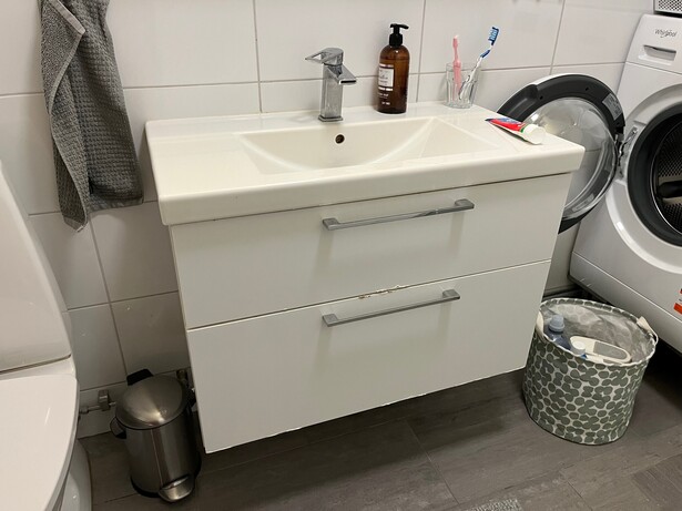 Byta kommod, installera vattenlås, blandare och bottenventil samt ...