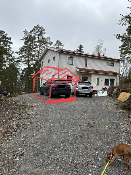 Byggnation av L-formad altan med staket och trappsteg i Österåker ...