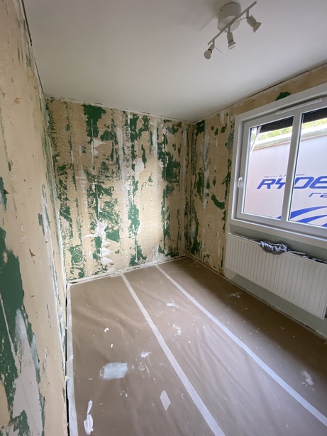 Spackla och måla innerväggar och tak samt sätta upp gipsplattor och ...