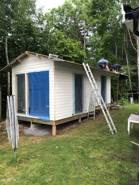 Ny vit slät ytterdörr till garage med smyg foder lås och handtag i ...